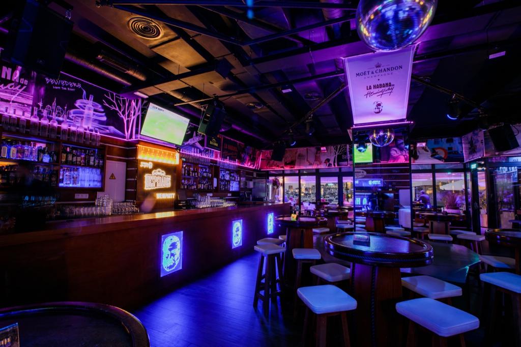 Renovación fachada de discoteca con vidrio acústico en Málaga